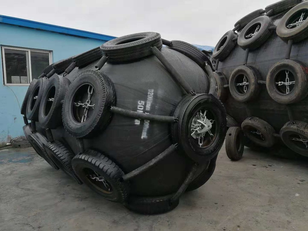 CCS Certified Inflatable Floating Black Color Pneumatic Rubber Material ...